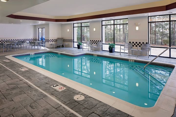 Minutes To Mht Airport + Free Breakfast. Pool. Gym - Manchester, NH