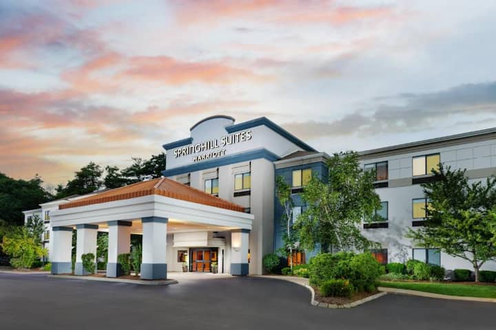 Near Manchester-boston Regional Airport | Pool - Manchester, NH