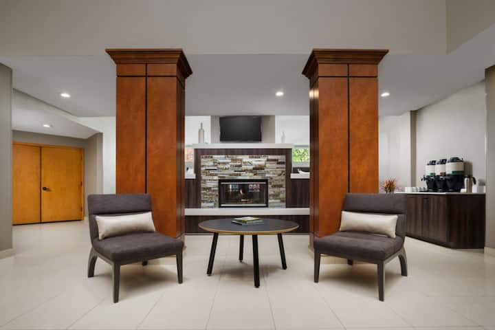 Close To Woodinville Wineries + Breakfast & Pool - Bothell, WA