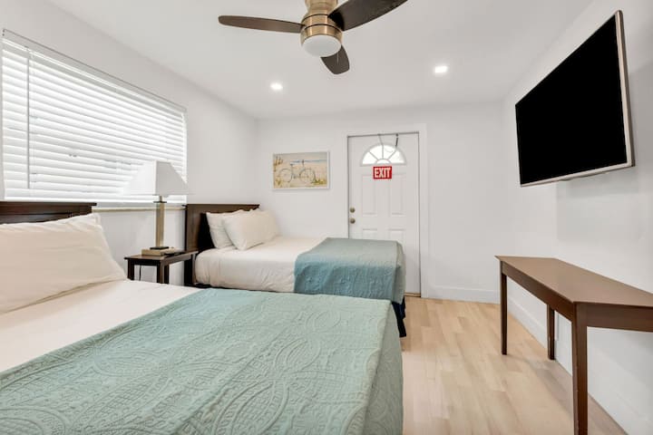 Trendy Beachside Apartment! - Hollywood, FL