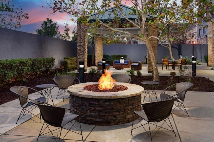 Modern Folsom Stay Near Sacramento |Fitness Center - Folsom, CA