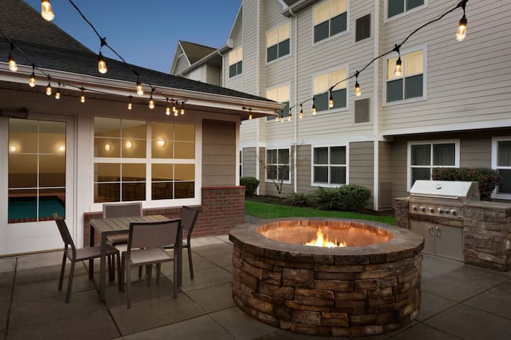 Close To Oregon State Capitol + Breakfast & Pool - Salem, OR