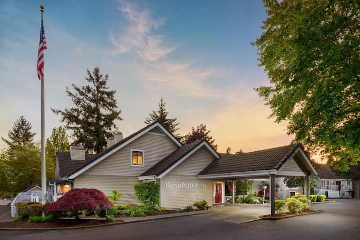 King Bed | Free Breakfast. Pet Friendly. Gym. Pool - Bellevue