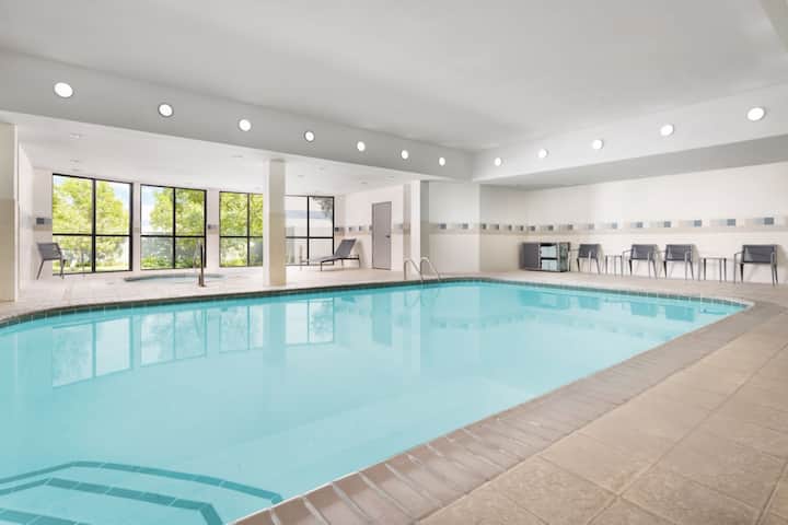 Near Cadillac Ranch + Indoor Pool. Gym. Bistro. - Amarillo, TX