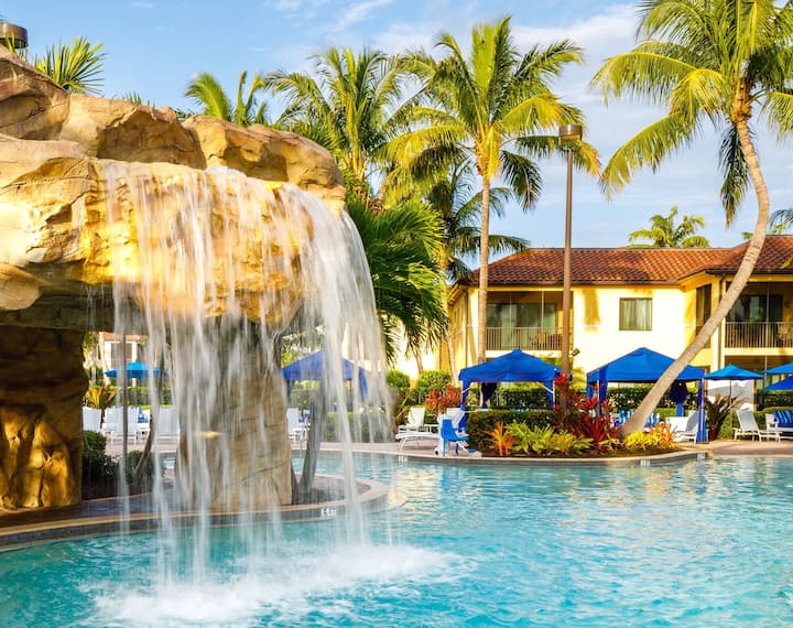 Relax By The Lazy River Near Gulf Coast | 3 Units - Naples, FL