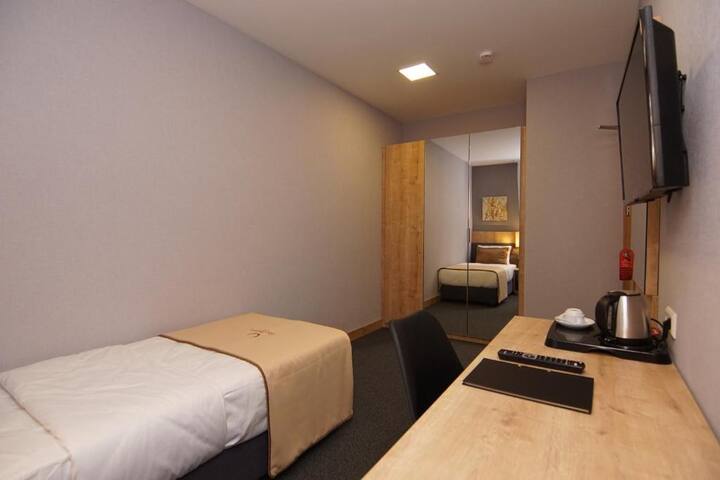 Chambre Simple-economie-salle De Bain Partagée - Friedrichshafen