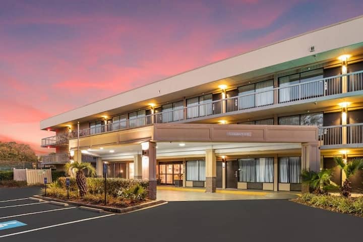 King Stay Steps From The Beach! Pool, Gym Access! - Hilton Head Island, SC