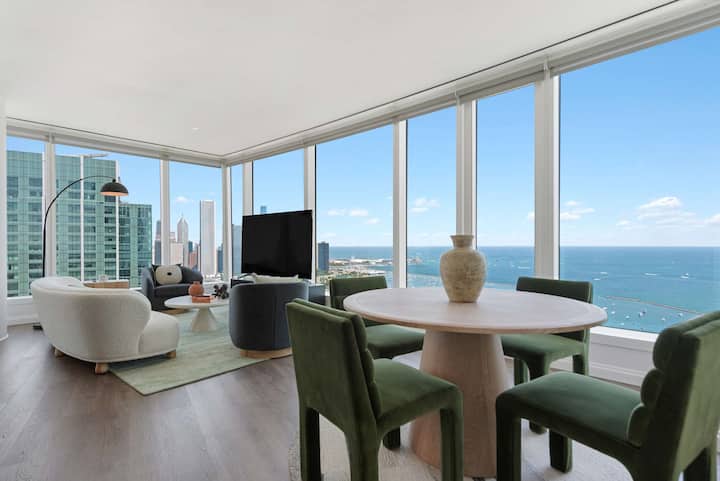 Panoramic Lake Views: Premier Amenities For Groups - Chicago, IL