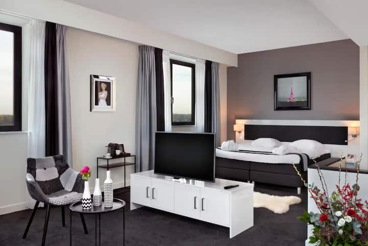 Perfect Location For Air Travelers & City Explorer - Rotterdam