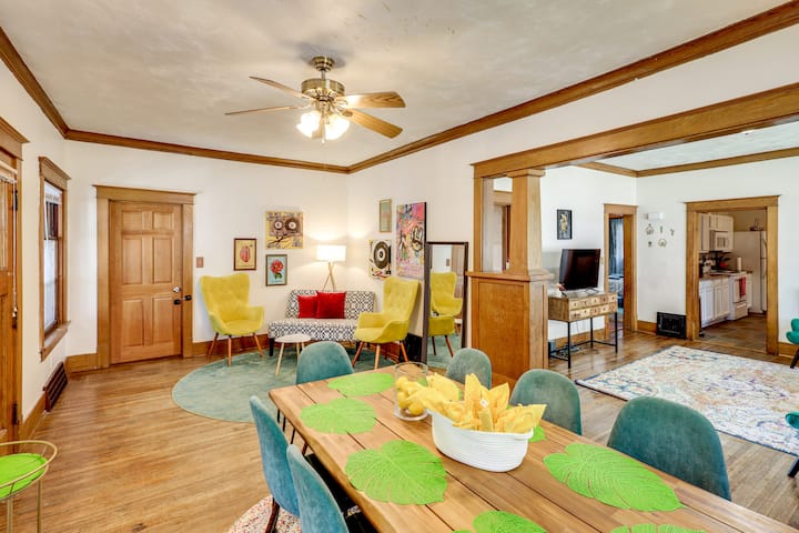 1 Mi To Unl: Group Getaway W/ Game Area - Lincoln, NE