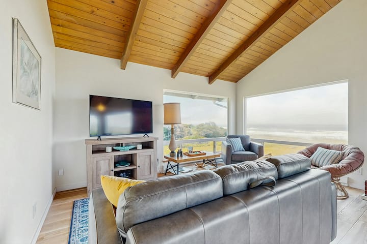 2br Home | Oceanfront With A Firepit & Jacuzzi Tub - ヤハッツ, OR