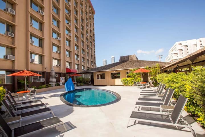 Steps To Ala Moana Center + Pool & On-site Dining - ハワイ州