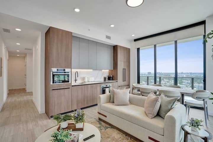 21st Floor Coastal Oasis | Pool, Gym & Beach - Miami Beach, FL