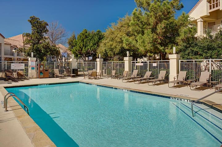 Serene Stay | Outdoor Pool. Free Breakfast - Irving, TX