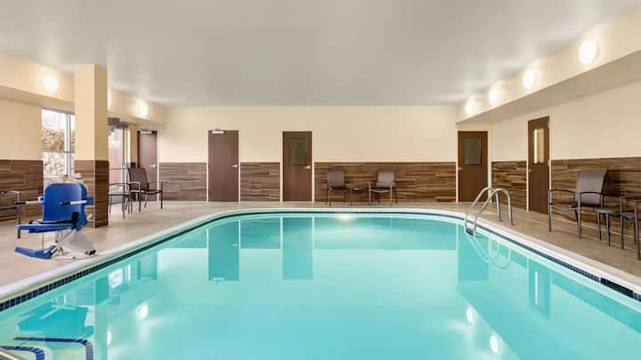 Near Westfield Galleria | Pool + Free Breakfast - Roseville, CA