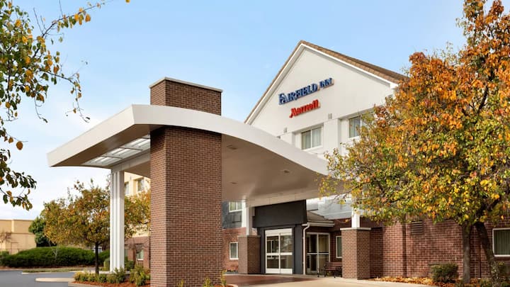 Near Westfield Galleria | Pool + Free Breakfast - Roseville, CA