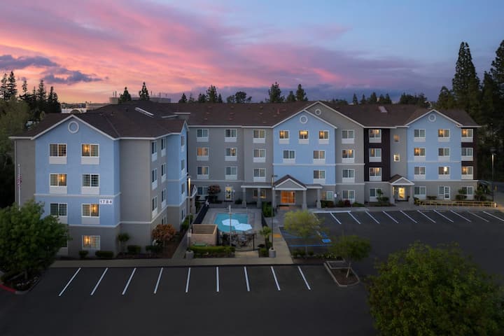 Close To Cal Expo + Free Breakfast. Kitchen. Pool. - Sacramento, CA