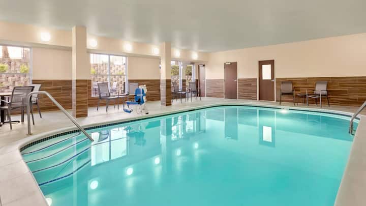 Pet-friendly Stay | Free Breakfast + Indoor Pool - Roseville, CA