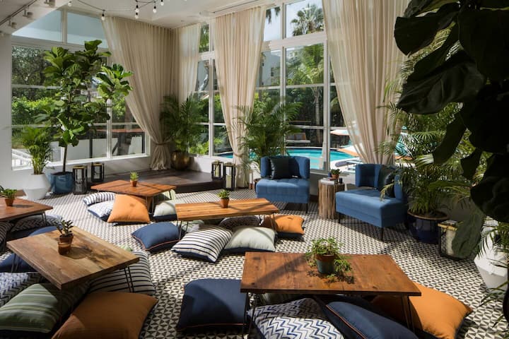 Walk To Beach + Heated Pool & Bike Access - Miami Beach, FL
