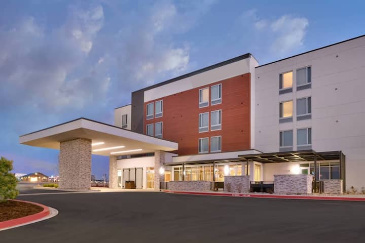 Close To Air Force Academy + Breakfast. Pool. Bar. - Colorado Springs, CO