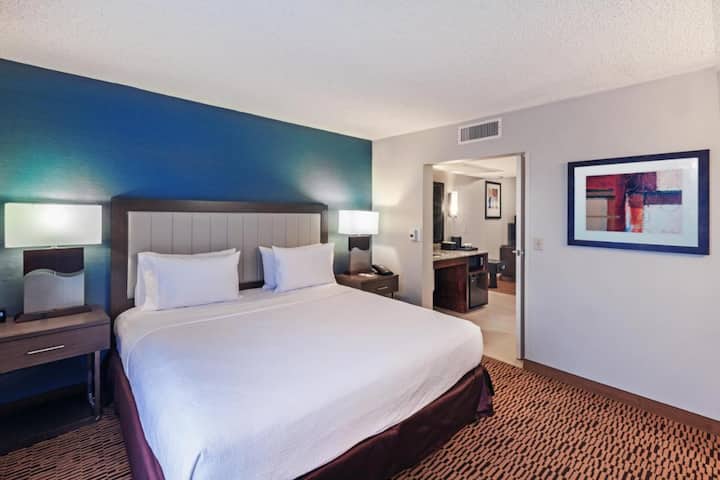 Relaxing Suite:breakfast Included At Market Center - Dallas, TX