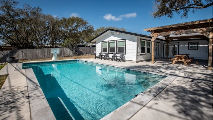 Coastal Getaway Sleeps 34 - 2 Homes, 2 Pools - Corpus Christi, TX