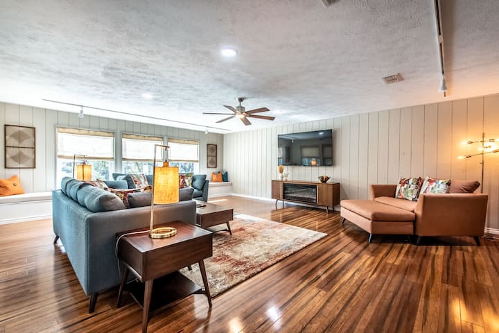 Coastal Getaway Sleeps 34 - 2 Homes, 2 Pools - Corpus Christi, TX