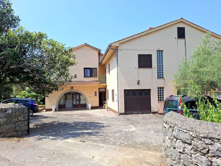 Apartment Kapela A With One Bedroom And Garden - Malinska