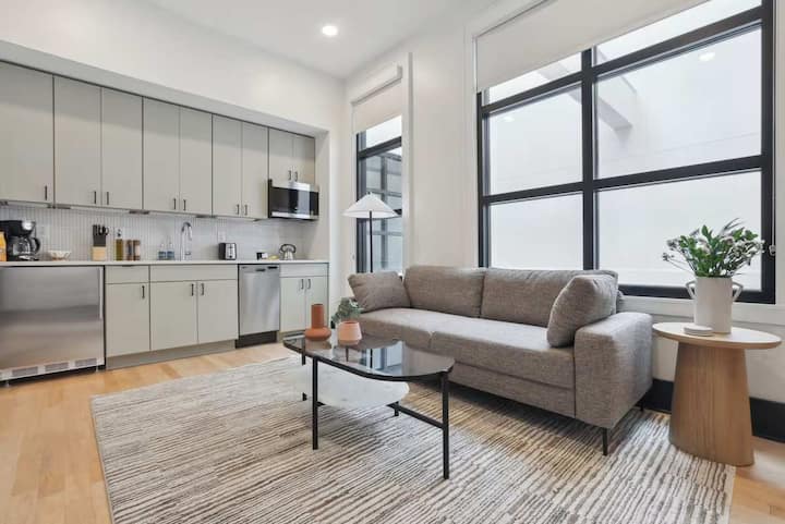 Modern French Quarter 1bd Condo: Prime Local - Audubon Zoo, New Orleans