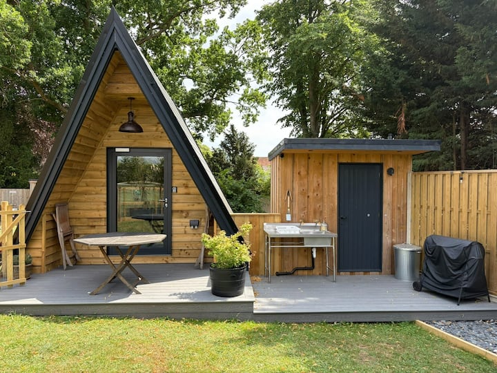 Sycamore Lodge: Quirky, Romantic Woodland Hideaway - Hedingham Castle