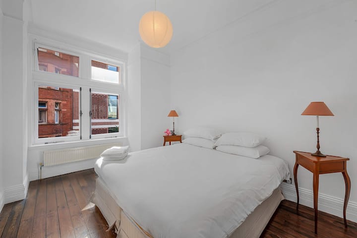 The Bloomsbury Deux | By Frankie Says - Bloomsbury