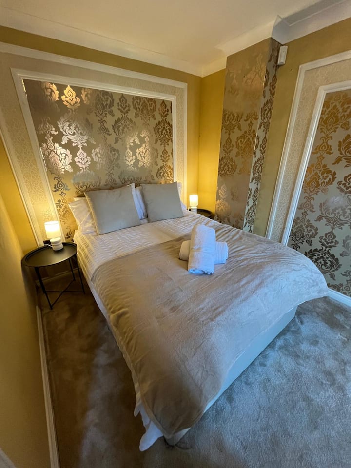 Mazurek, Sleeps 10, 5 Br's, Contractors Welcome - Swindon