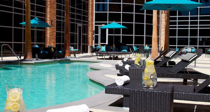 Near The Strip | Resort-style Pool + Restaurants - Las Vegas