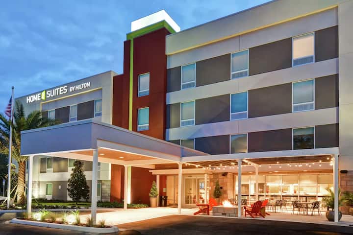 Steps To Daytona Speedway + Free Breakfast & Pool - Daytona Beach, FL