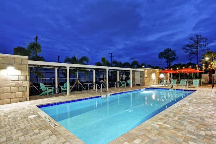 Sunny Family Escape | Nascar Racing. Free Parking - Daytona Beach