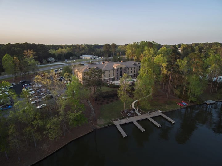 On Lake Oconee + Free Breakfast. Pool. Dock. - Eatonton, GA