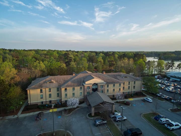 Direct Lakefront Views + Breakfast. Pool. Kayaks. - Eatonton, GA