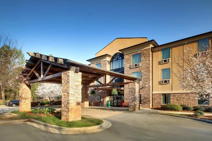 Lakefront Views + Free Breakfast. Pool. Dock. - Eatonton, GA