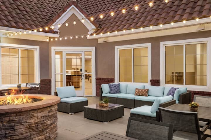 Palm Getaway | Pool. Free Breakfast - Palmdale, CA