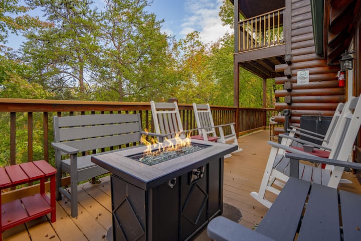 Smhigh:pets*hottub*wifi*pool*theater*games*firepit - Pigeon Forge, TN