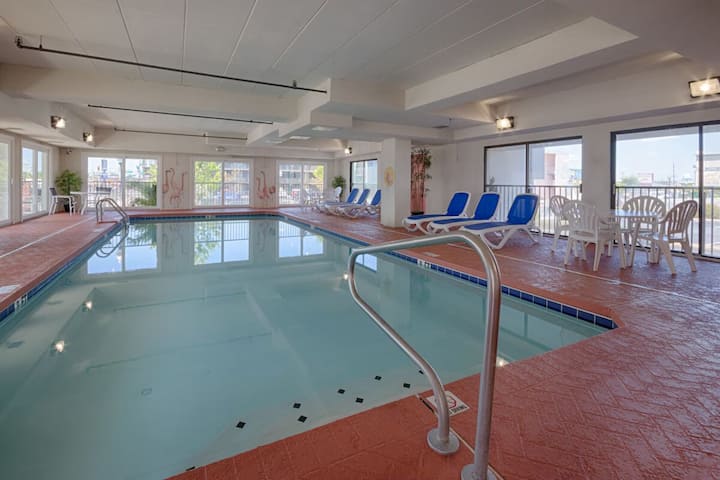 Boardwalk Steps Away | 2 Pools. Private Balcony - Ocean City, MD