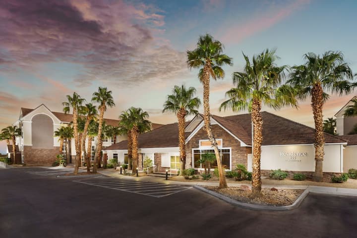 Near Allegiant Stadium + Full Kitchen & Breakfast - Las Vegas