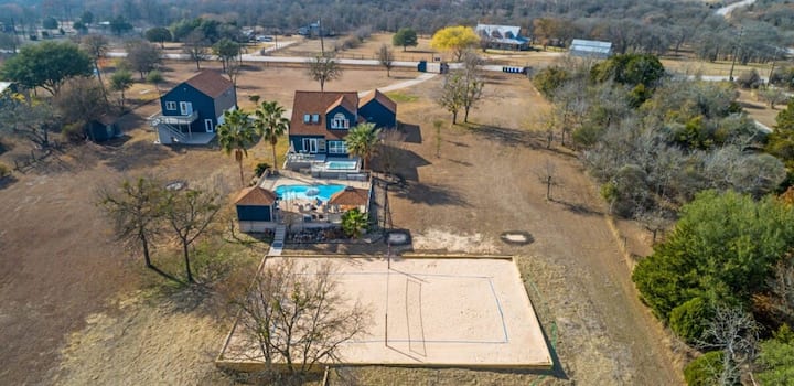 Expansive 5-acre Oasis W/ Pool, Spa & Games - Texas