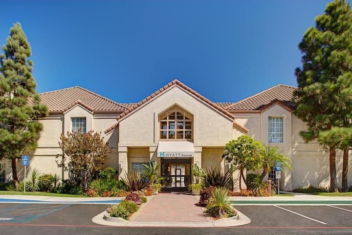 Near Metro C Line | Free Breakfast + Full Kitchen - 