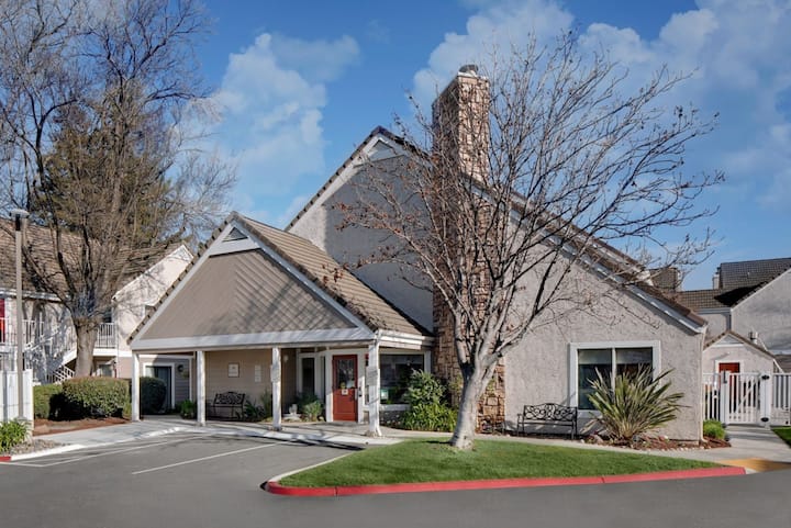 Near Lake Elizabeth | Free Breakfast. Full Kitchen - Fremont, CA