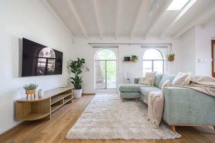 5 Beach Baby Bungalow & Parking - Perth