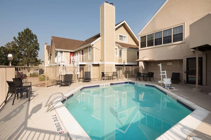 Near Empower Field + Pool. Kitchen. Breakfast. - Denver, CO