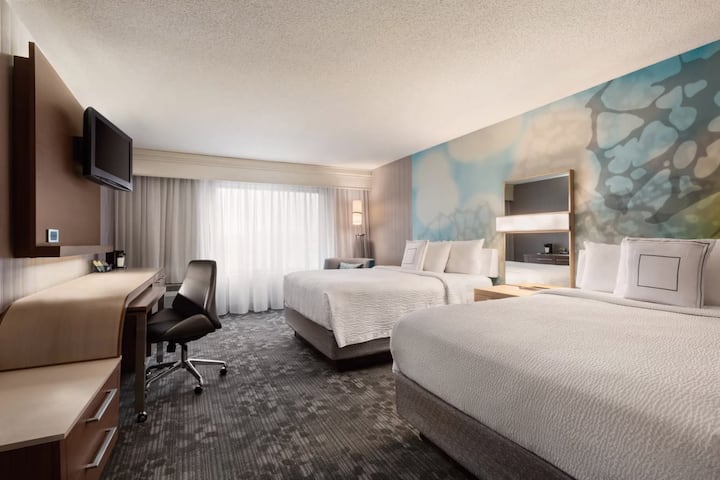 Walk To West Ridge Mall + On-site Dining & Gym - Topeka, KS