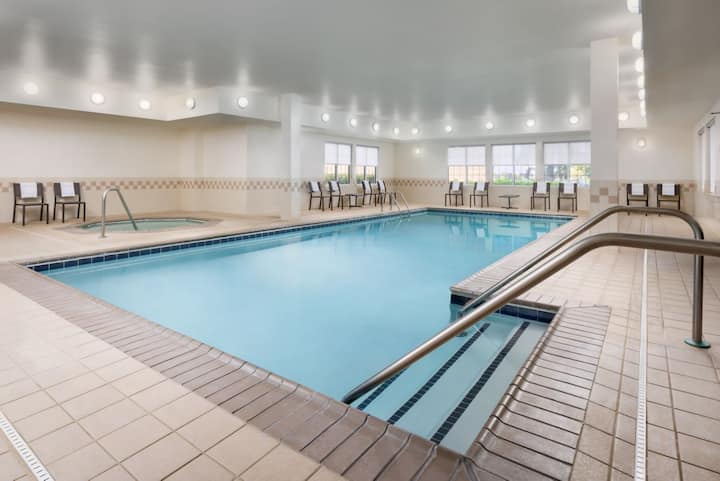 Near Potomac Mills Mall + Breakfast. Kitchen. Pool - Occoquan, VA