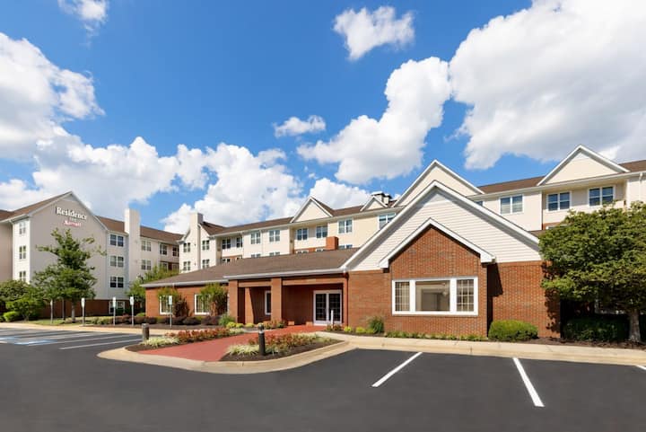 Near Potomac Mills Mall + Breakfast. Kitchen. Pool - Woodbridge, VA